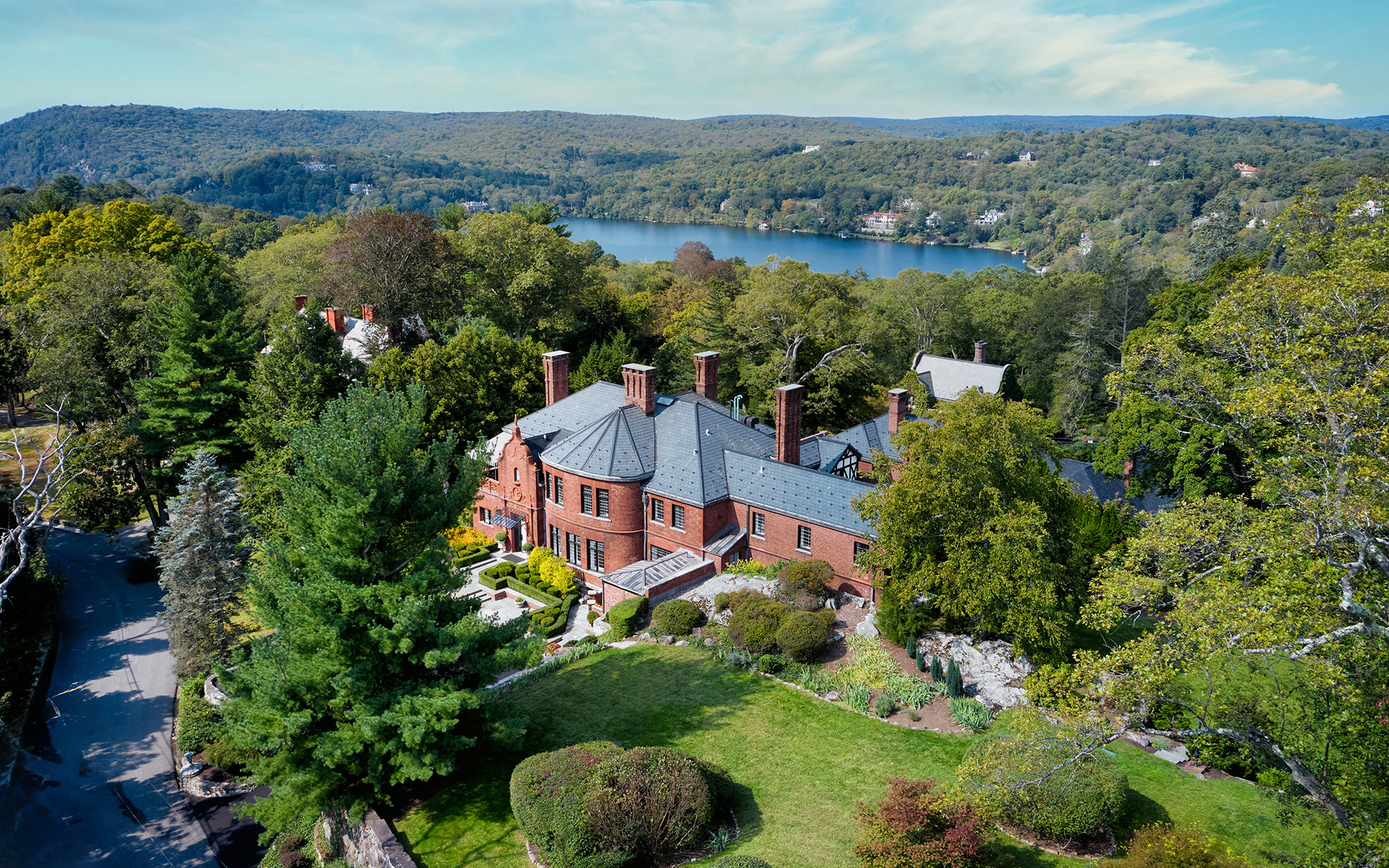 Дома знаменитостей: дом детства декоратора Дороти Дрейпер